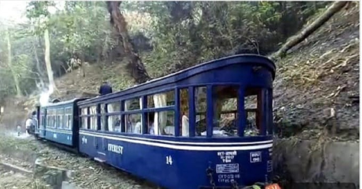 বিকল টয়ট্রেনের ইঞ্জিন, স্বাভাবিক করলেন যাত্রীরা